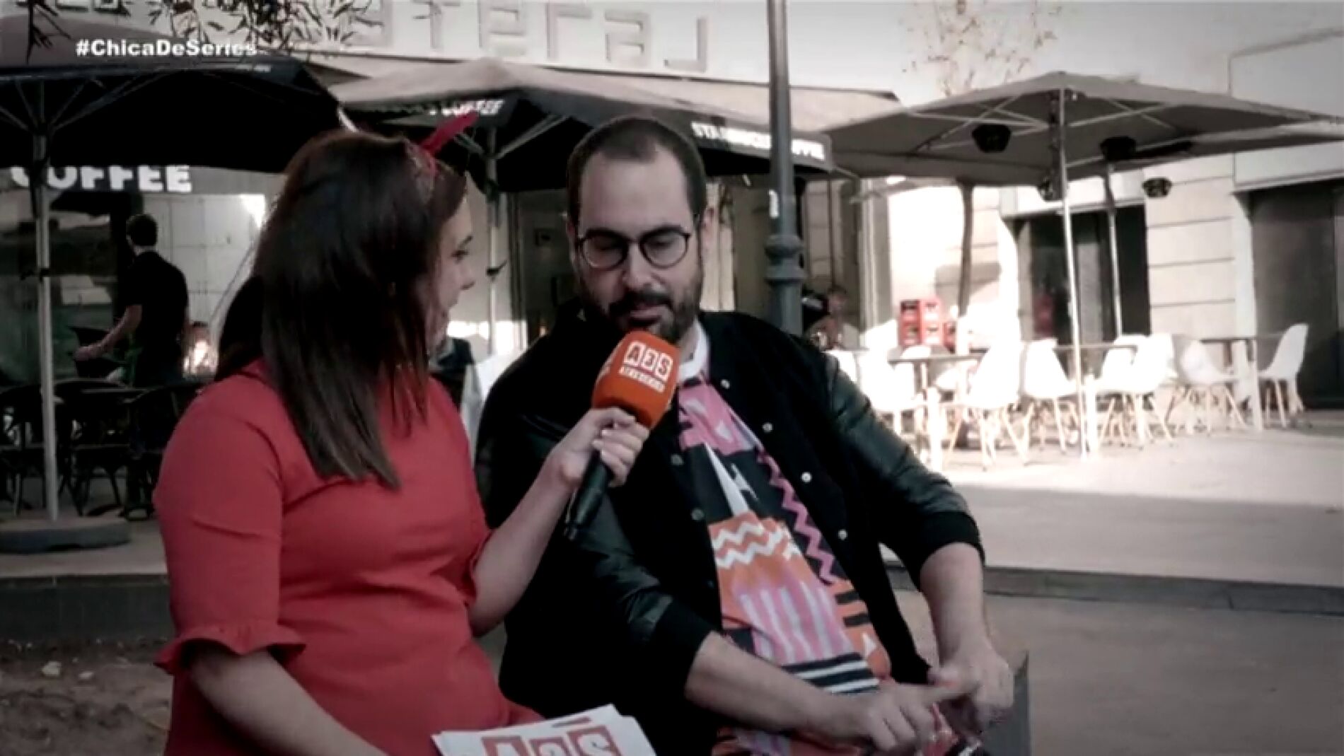 El 'bailecito' de Alberto Velasco con 'La chica de las series'