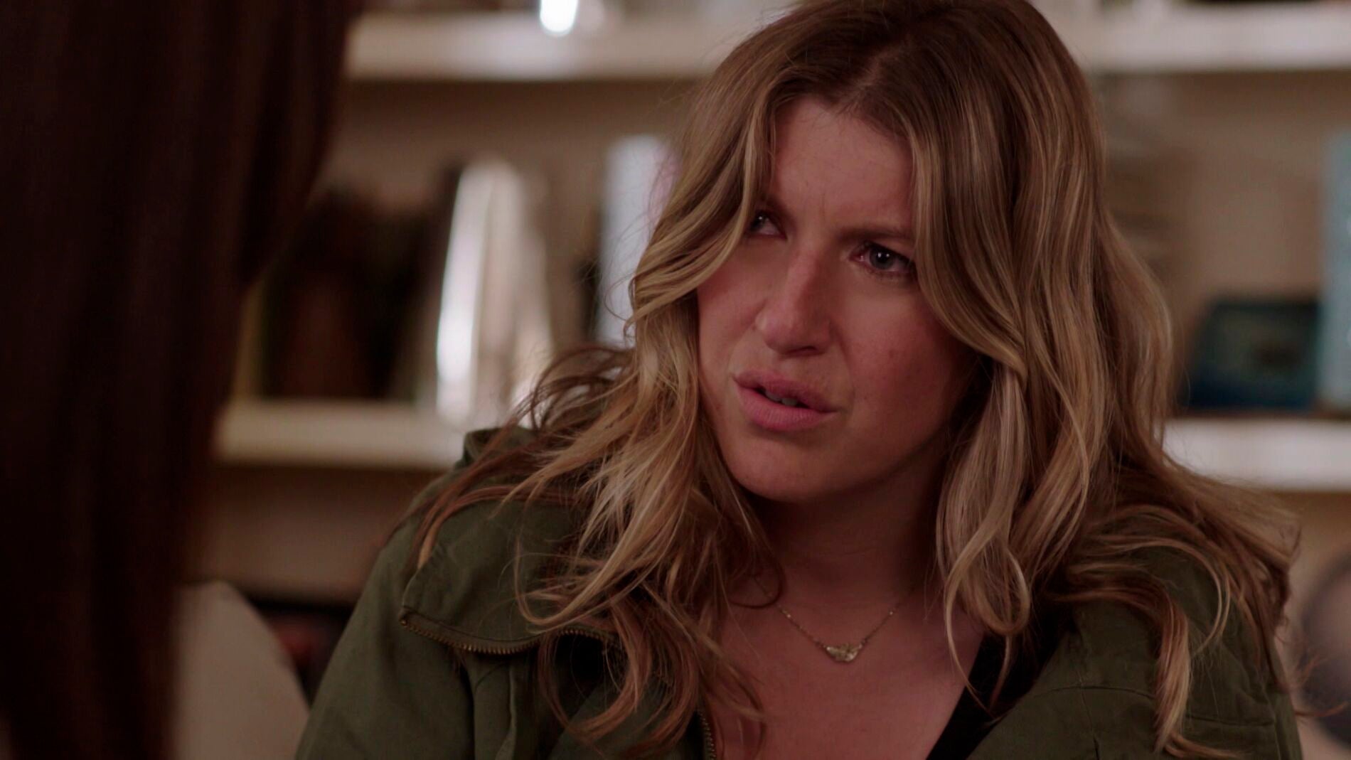 Beth le cuenta a su amiga la identidad de la persona que la acosa