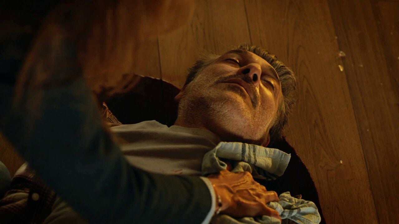 Léa Soler encuentra a su exmarido herido y sospecha que un policía ...